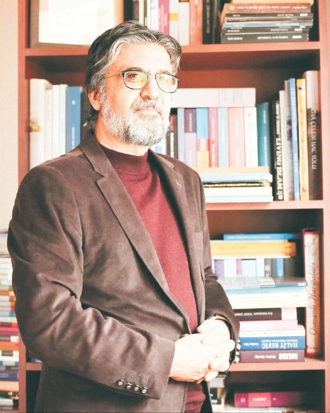 Akif Emre ufuk açmaya devam ediyor